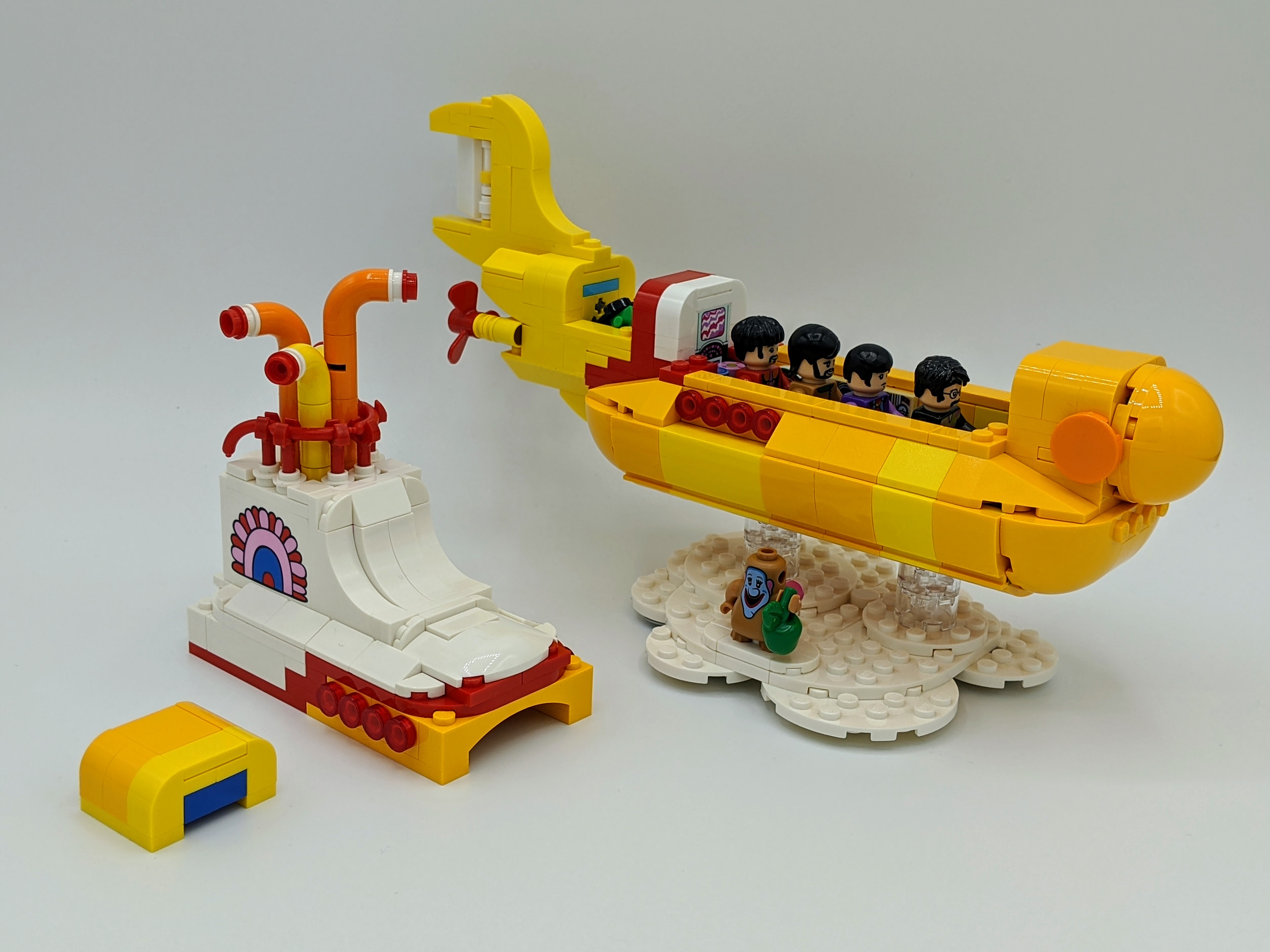 Retro-Review – Yellow Submarine (21306) – BrickGeekz Blog